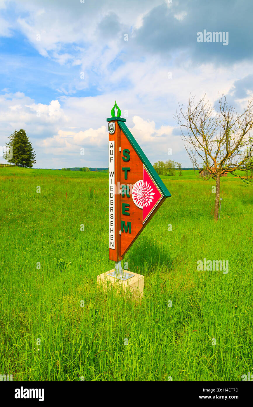 Green sign wood hi-res stock photography and images - Alamy