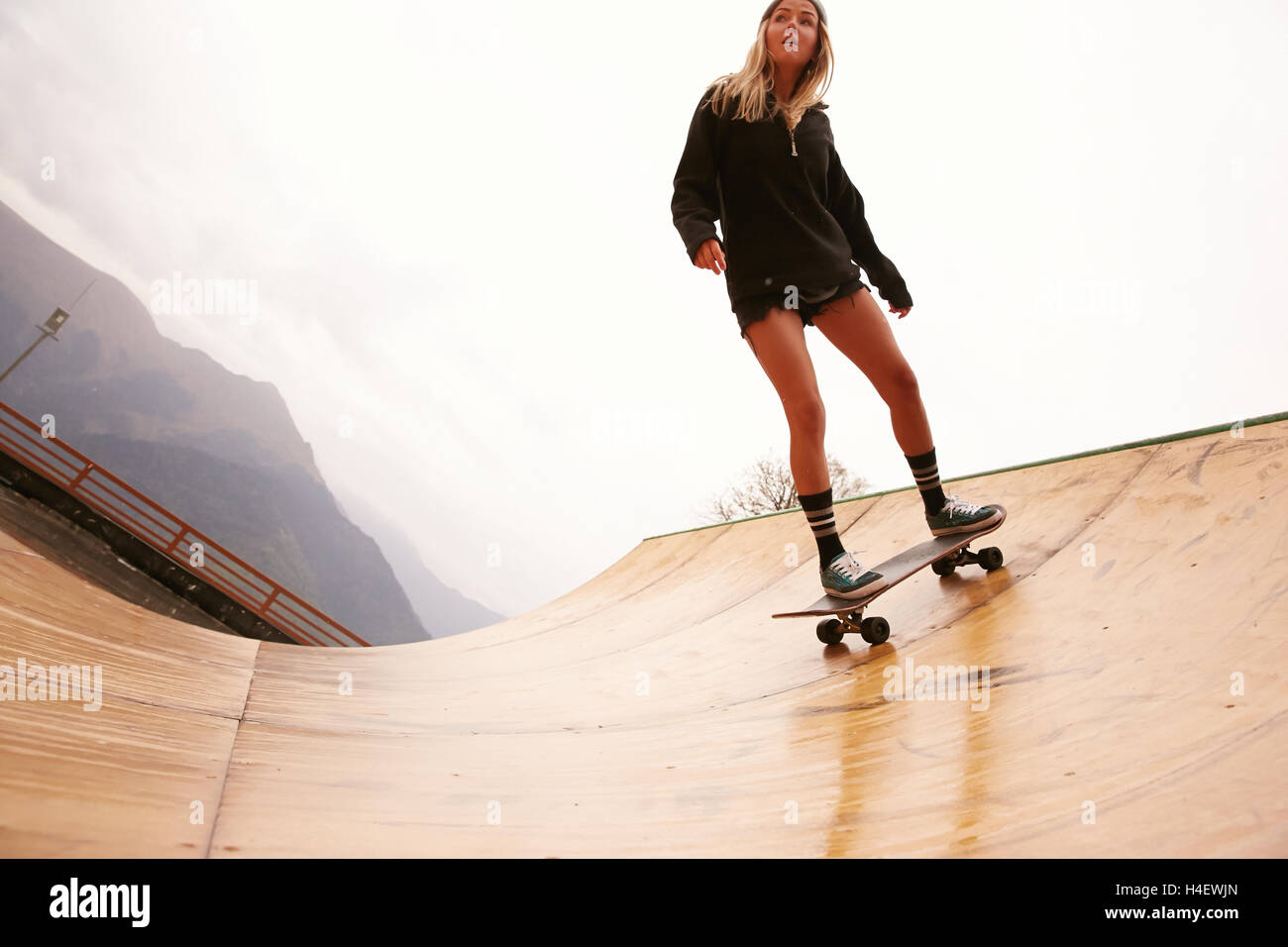 Skateboard girl ramp hi-res stock photography and images - Alamy