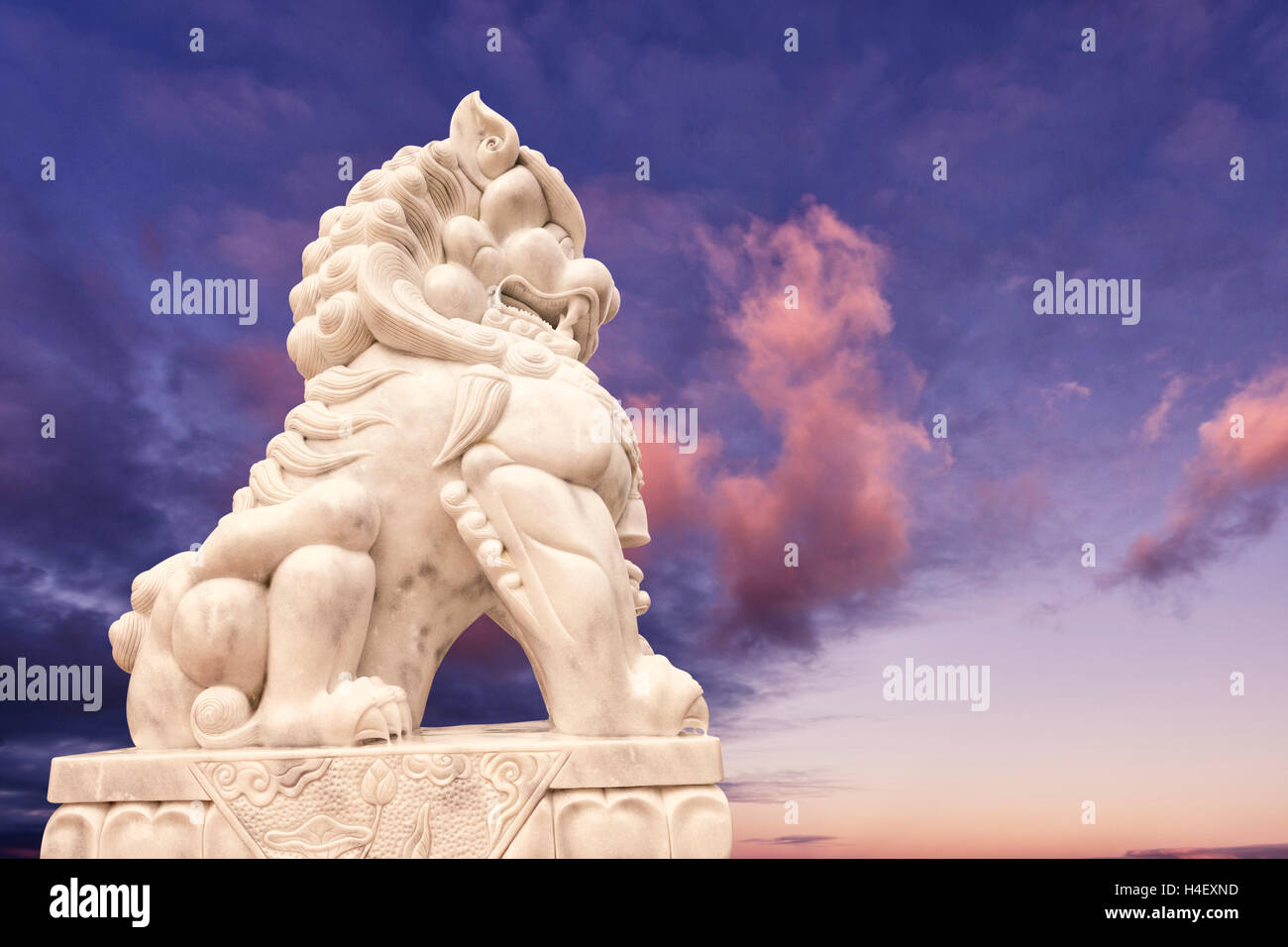 Stone chinese statue hi-res stock photography and images - Alamy