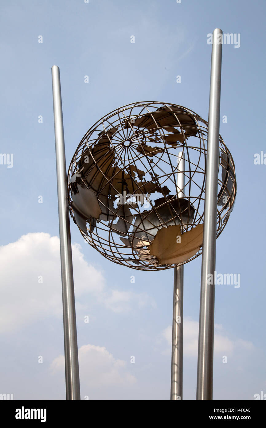 Globe sculpture hi-res stock photography and images - Alamy