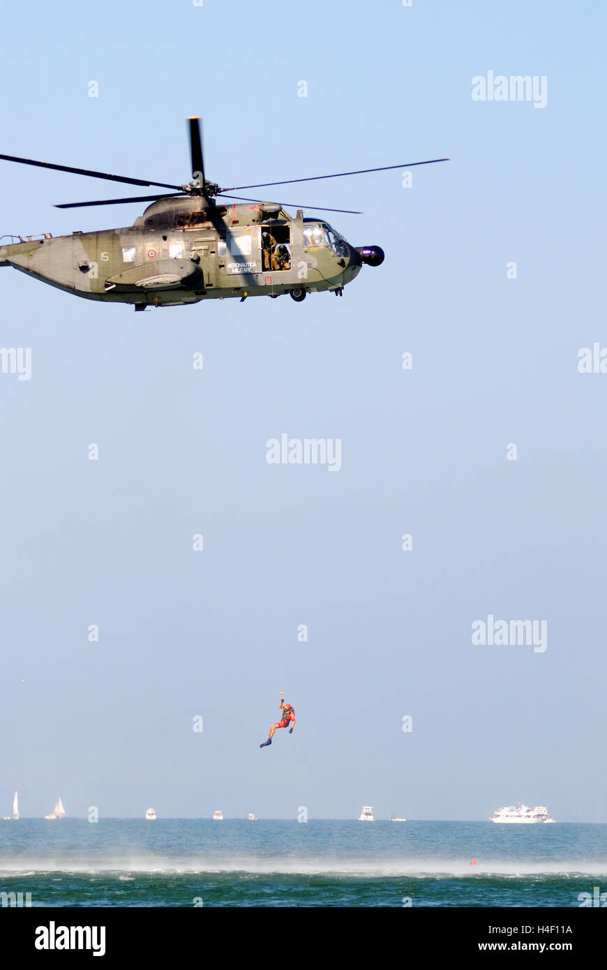 Hanging from helicopter hi-res stock photography and images - Alamy