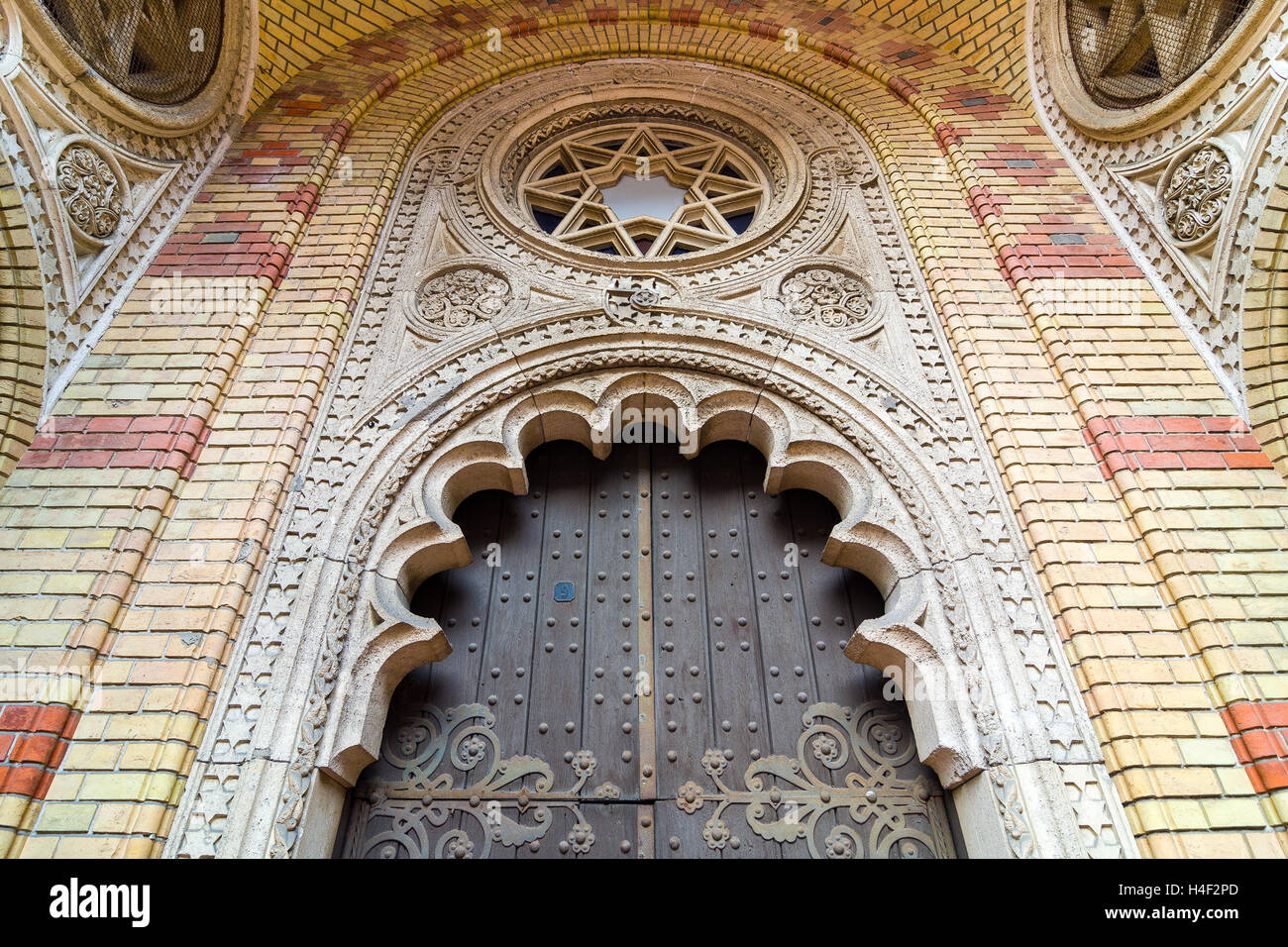 Main entrance of the Great Synagogue in Dohany Street. The Dohany ...