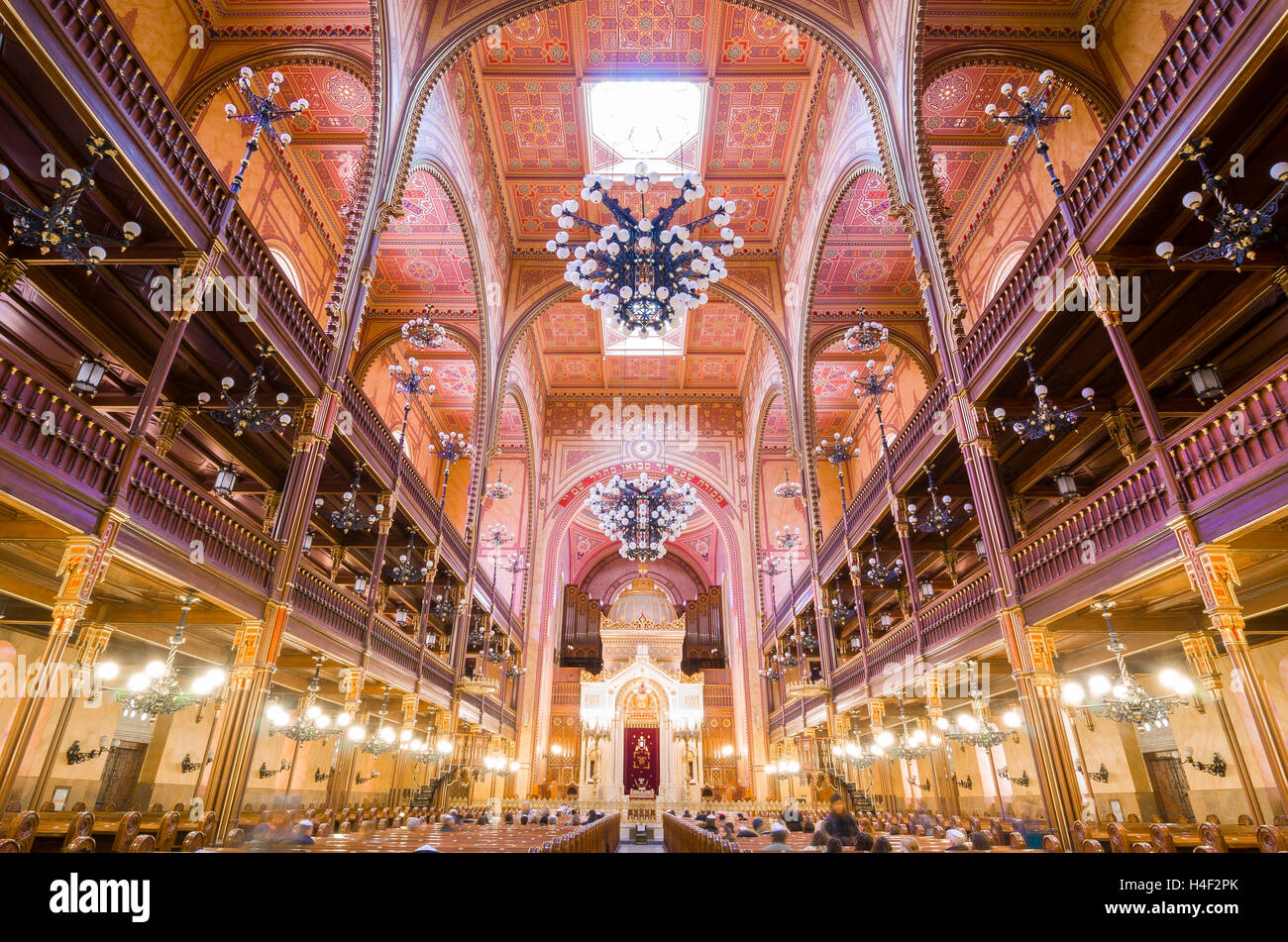 Interior of the Great Synagogue in Dohany Street. The Dohany Street ...