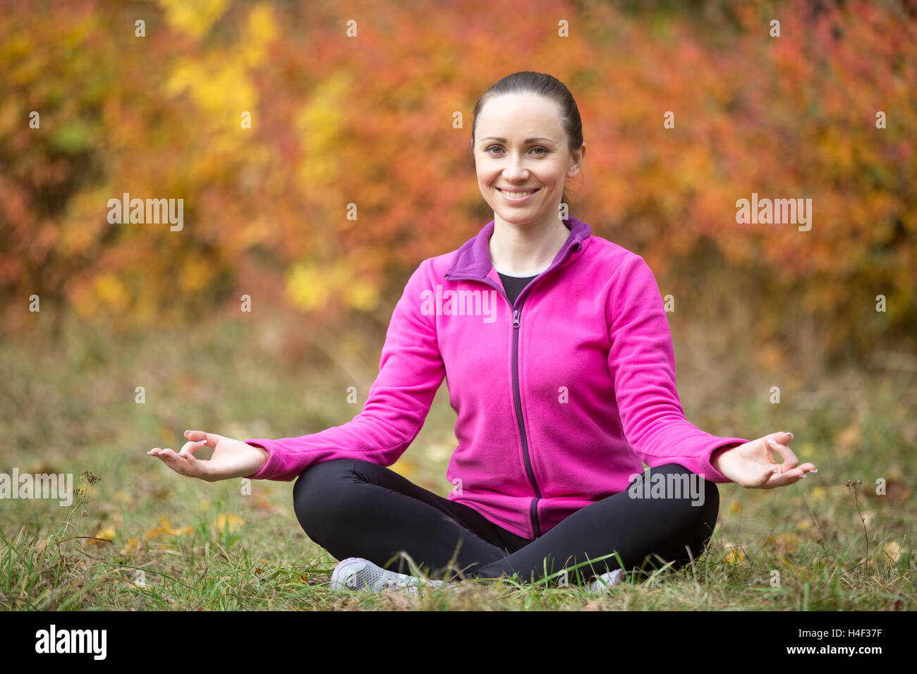 Yoga outdoors: yogi girl meditating Stock Photo - Alamy