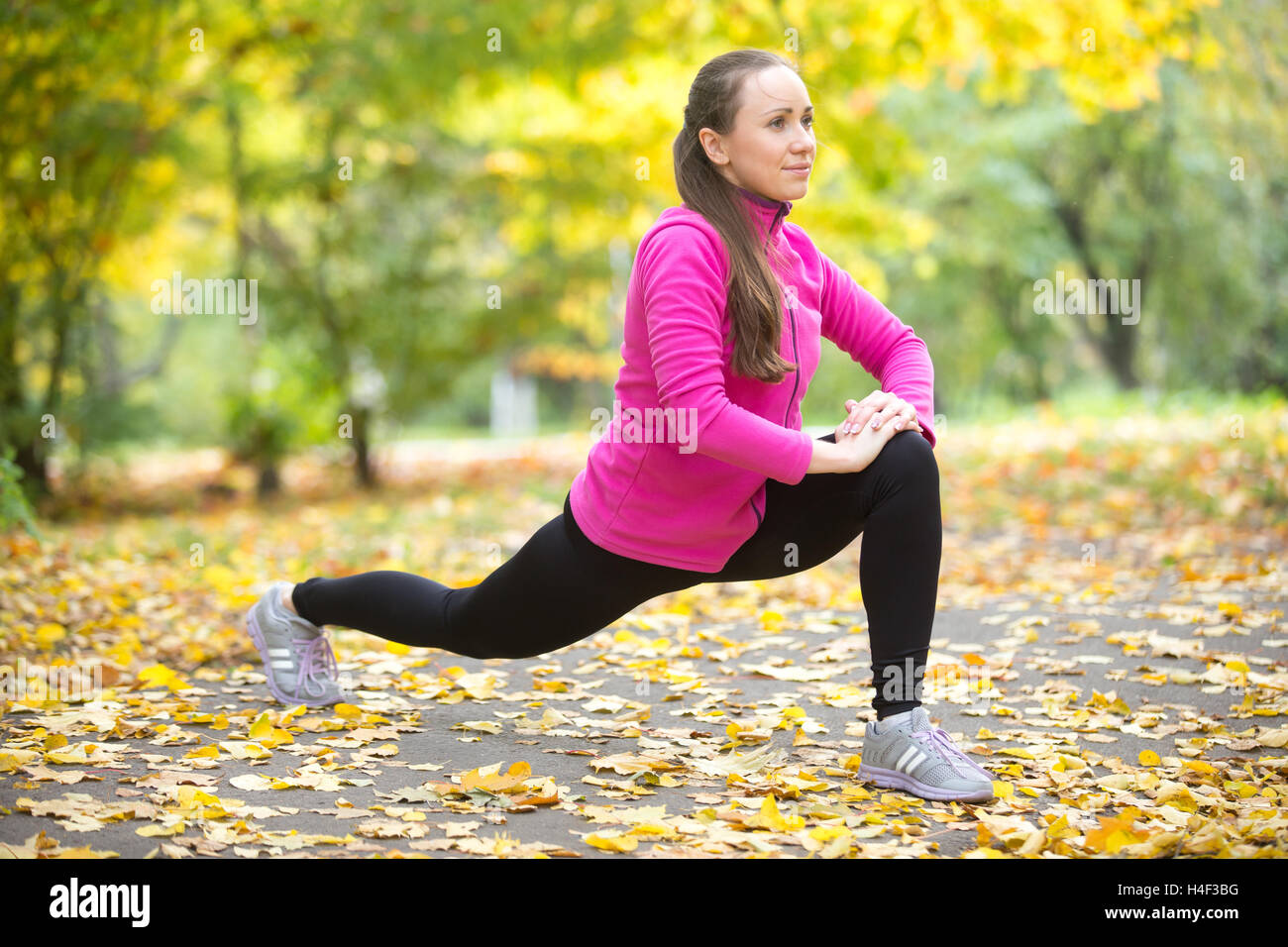 Autumn fitness outdoors: high lunge exercises Stock Photo - Alamy