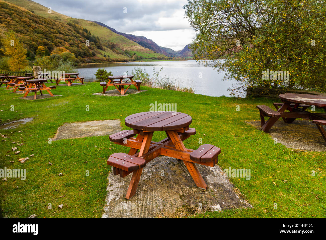 Vintage picnic tables hi-res stock photography and images - Alamy