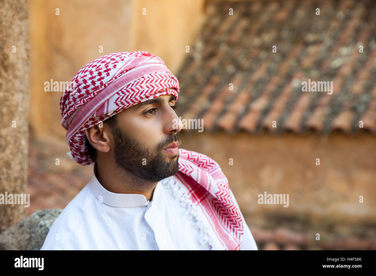 Saudi arab man sitting hi-res stock photography and images - Alamy