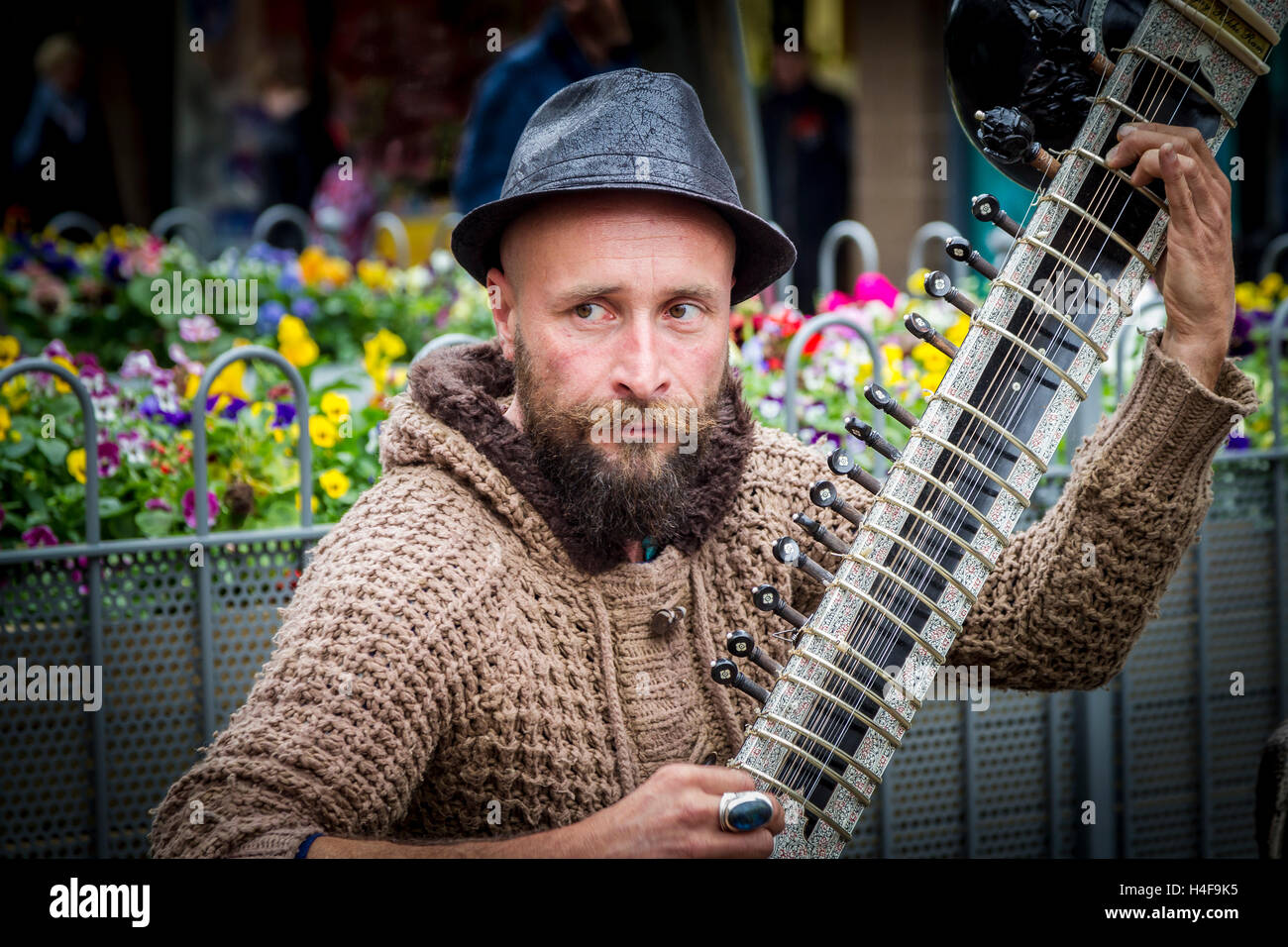 Buskers playing grand pro tun hi-res stock photography and images - Alamy