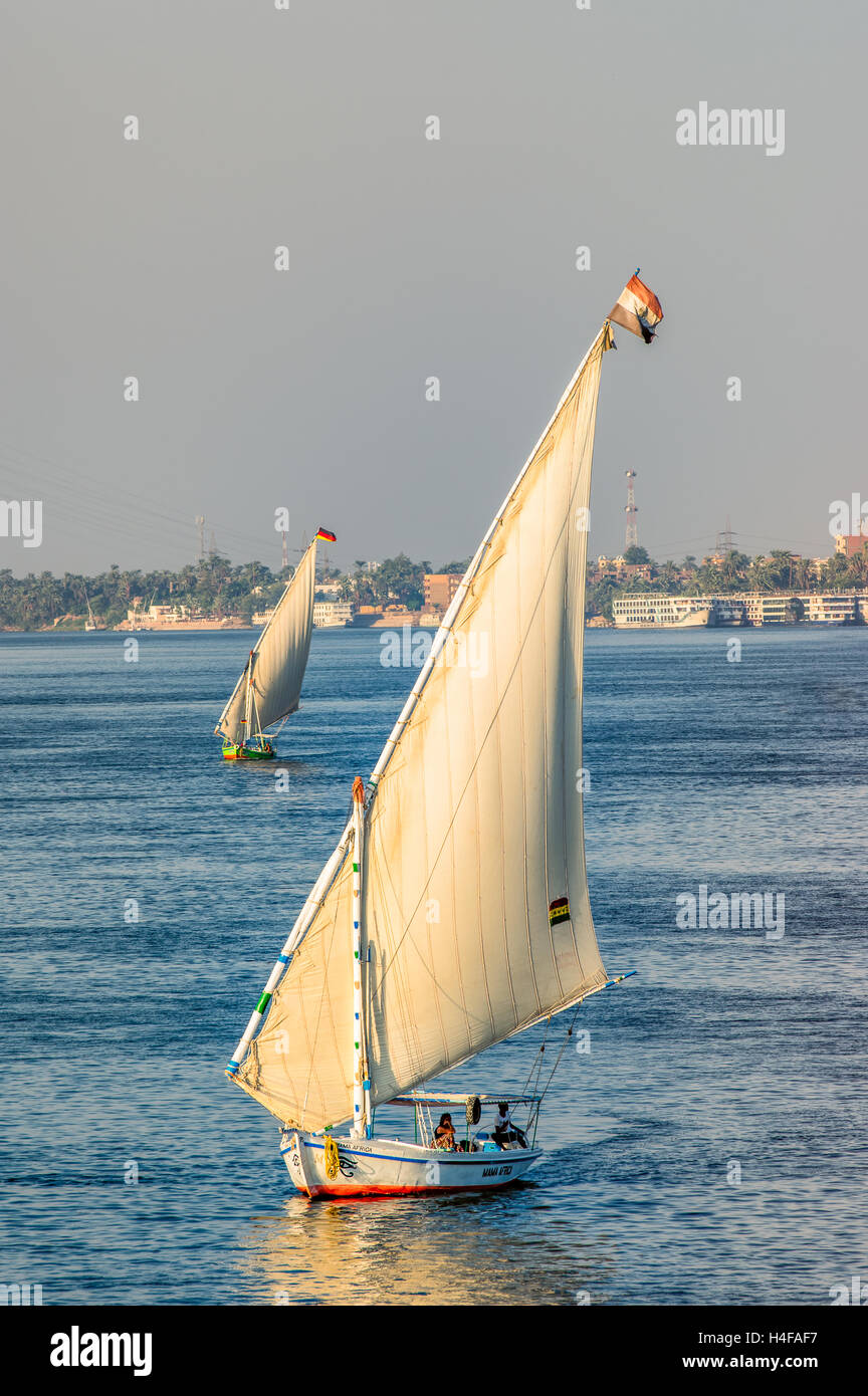 Mast and sail of a nile felucca sailing boat hi-res stock photography ...