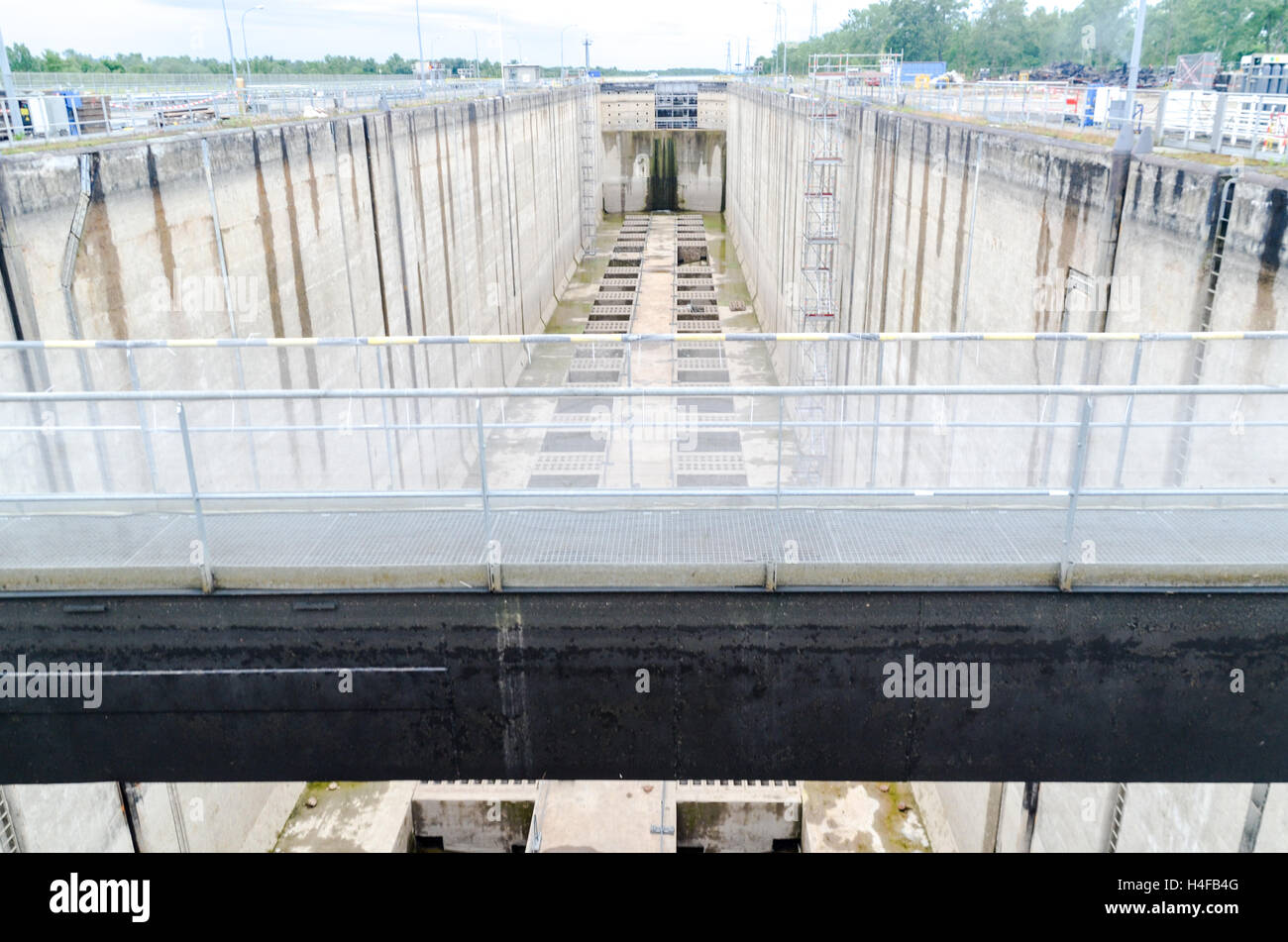 Empty canal lock hi-res stock photography and images - Alamy
