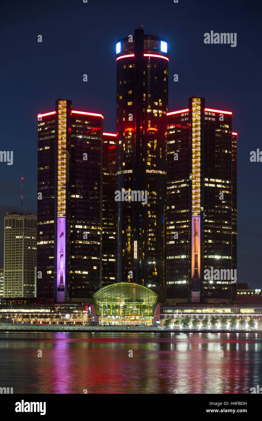 GM RENAISSANCE CENTER TOWERS (©JOHN PORTMAN 1977) DOWNTOWN DETROIT ...