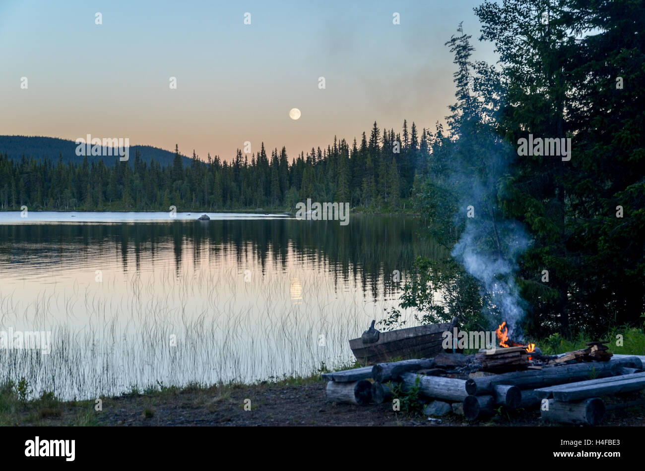 Campfire full moon hi-res stock photography and images - Alamy