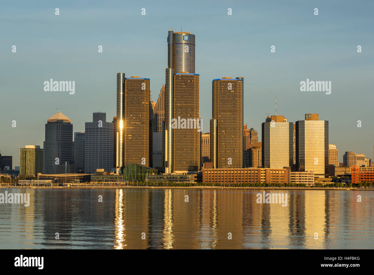 GM RENAISSANCE CENTER TOWERS (©JOHN PORTMAN 1977) DOWNTOWN SKYLINE ...