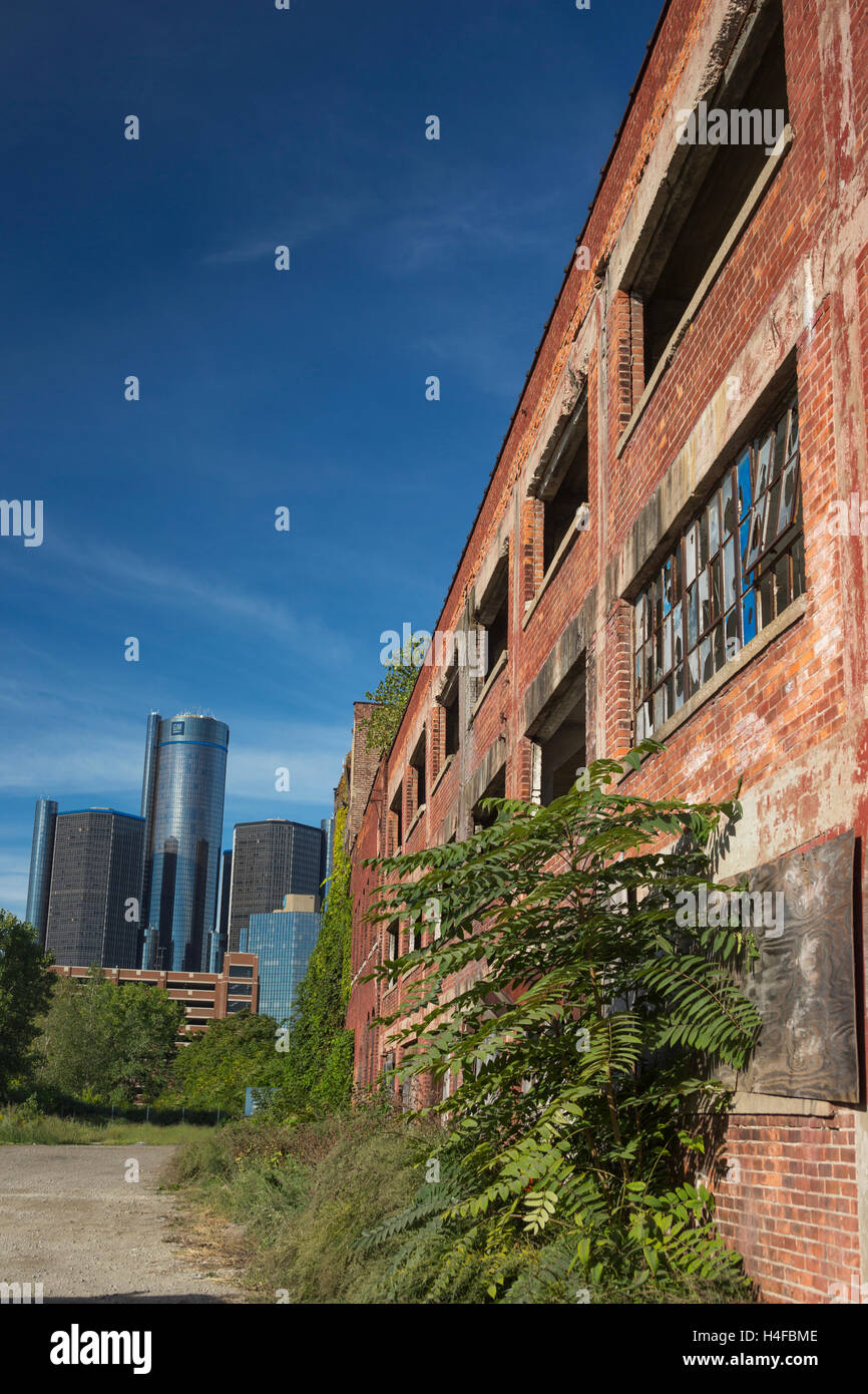 GM RENAISSANCE CENTER TOWERS (©JOHN PORTMAN 1977) WITH DERELICT ...