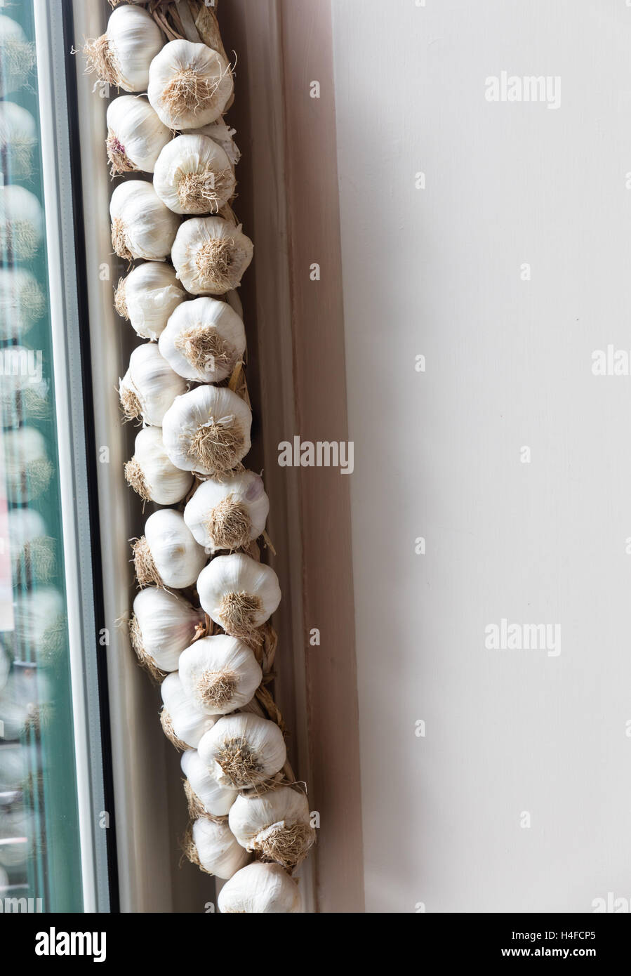Neapolitan garlic braid leaning against the wall Stock Photo - Alamy