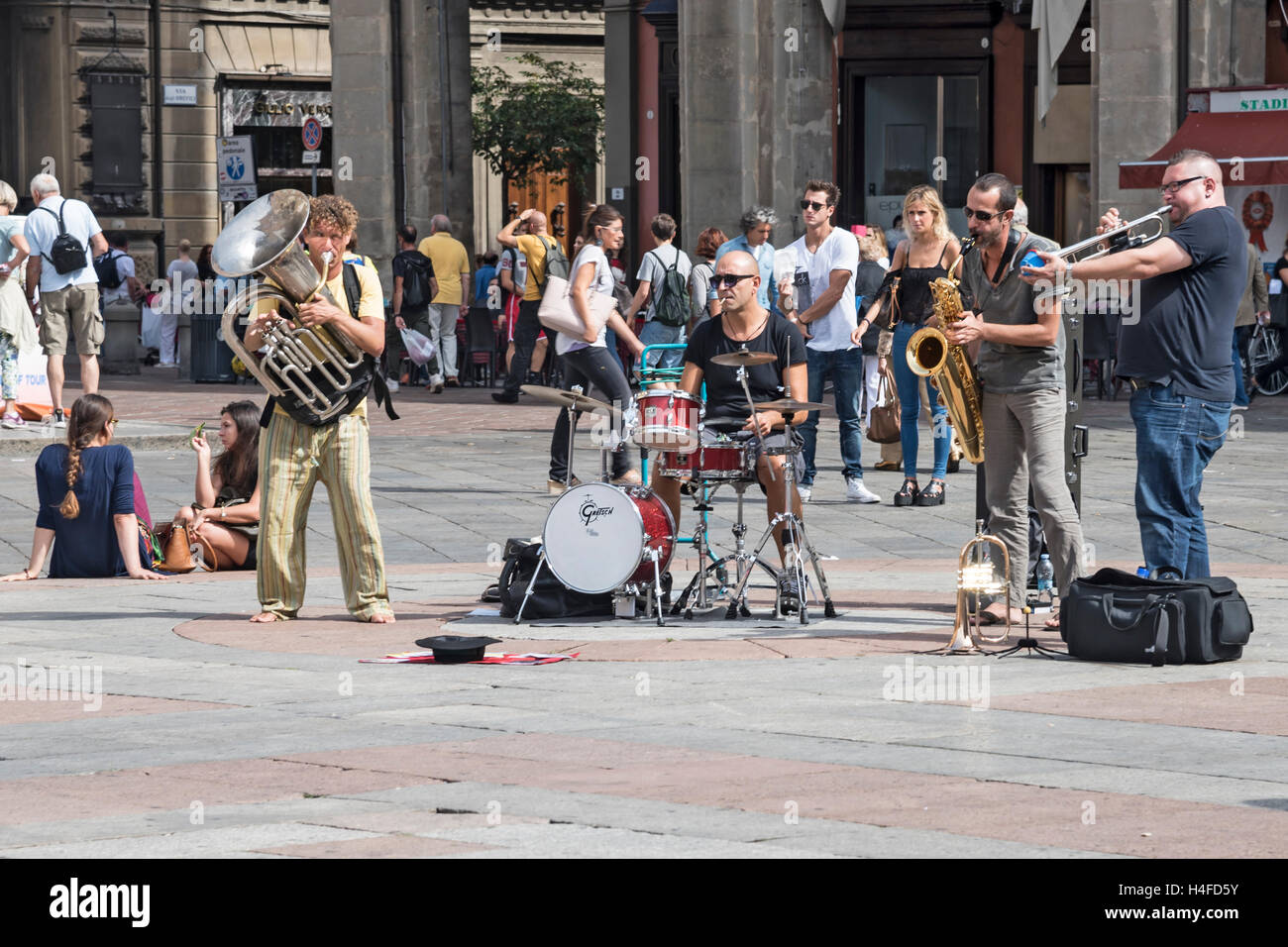 Street musicins hi-res stock photography and images - Alamy