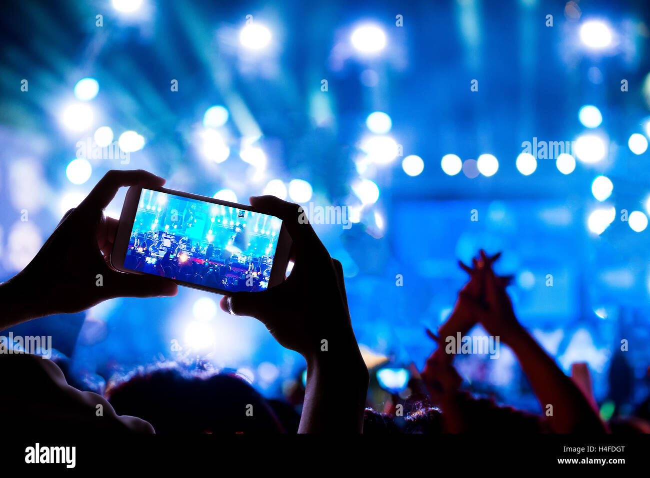 Concert audience phones hi-res stock photography and images - Alamy