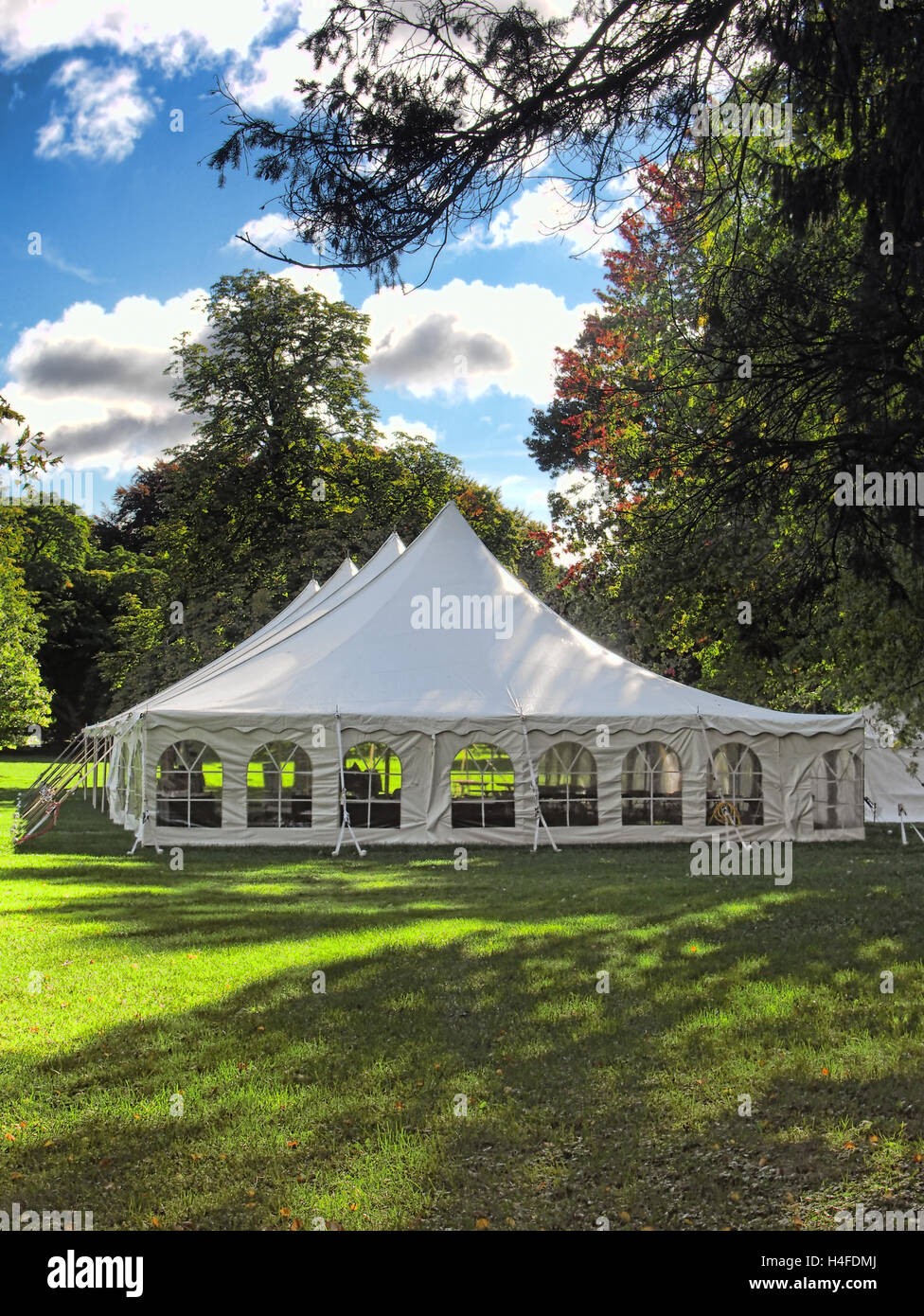 White event tent hi-res stock photography and images - Alamy