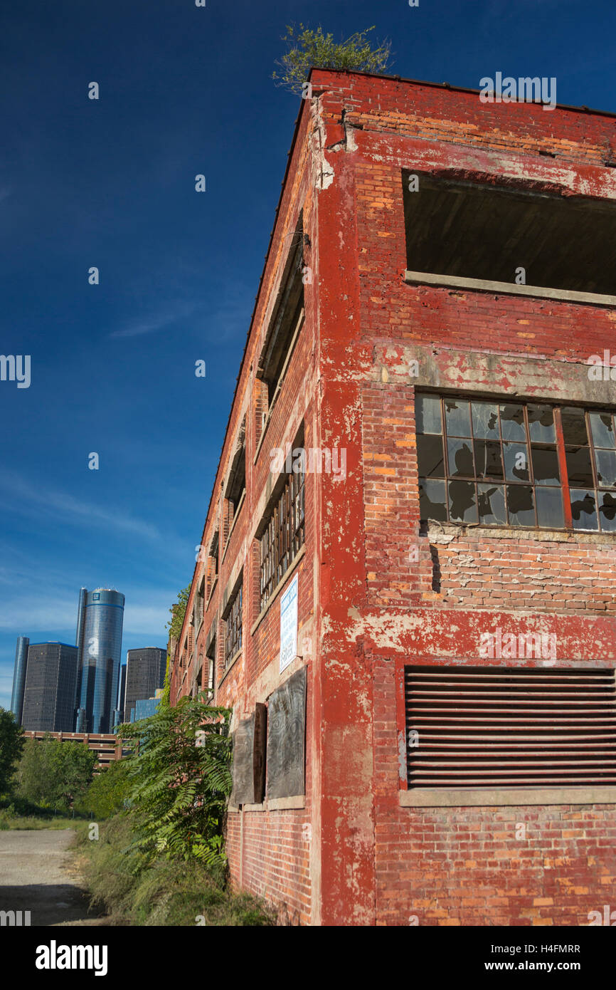 GM RENAISSANCE CENTER TOWERS (©JOHN PORTMAN 1977) WITH DERELICT ...