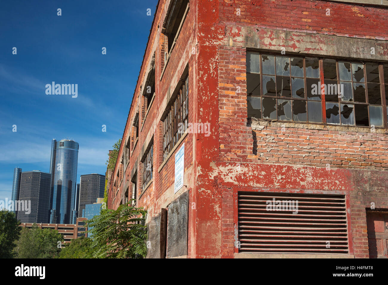 GM RENAISSANCE CENTER TOWERS (©JOHN PORTMAN 1977) WITH DERELICT ...