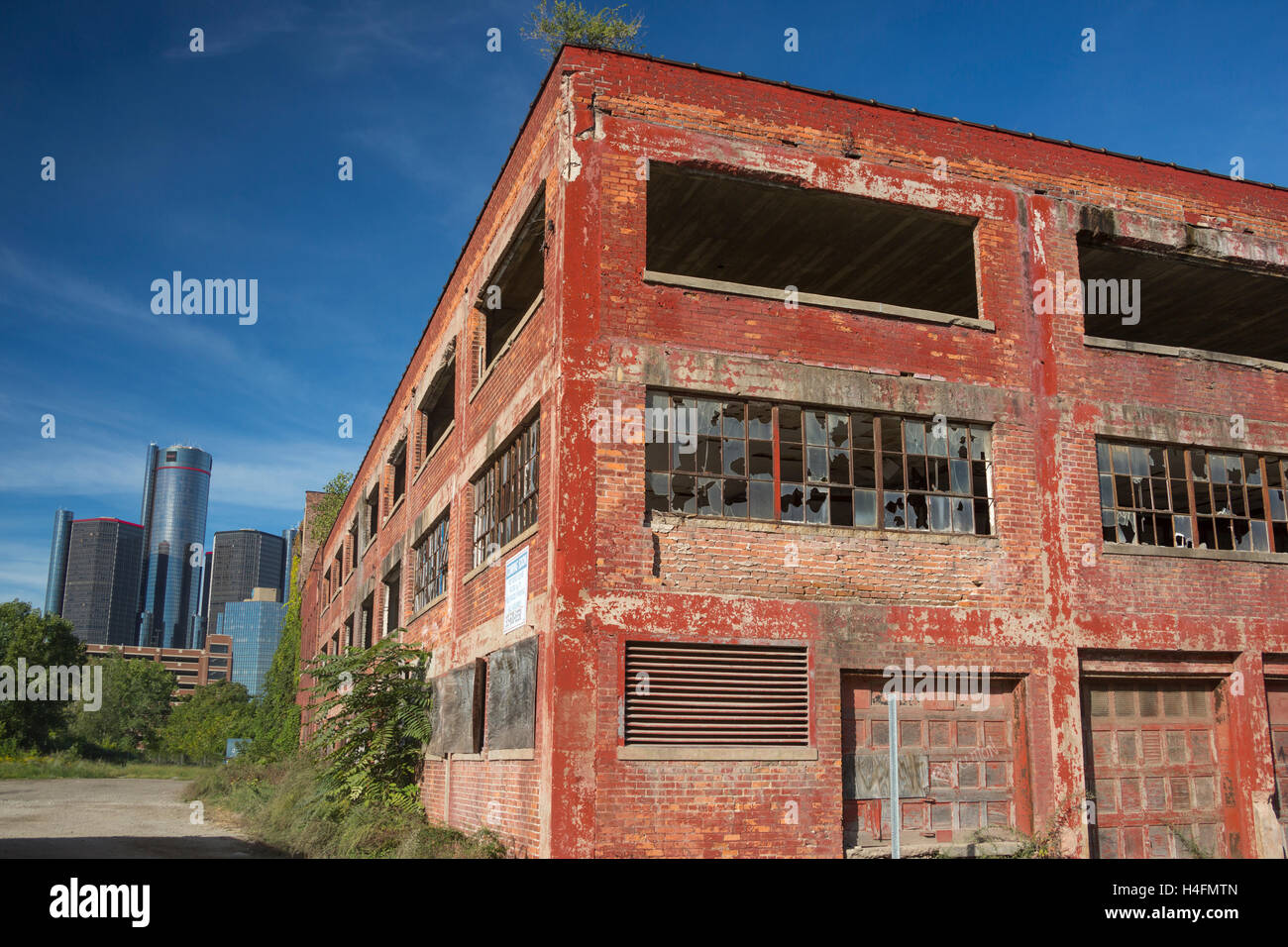 GM RENAISSANCE CENTER TOWERS (©JOHN PORTMAN 1977) WITH DERELICT ...