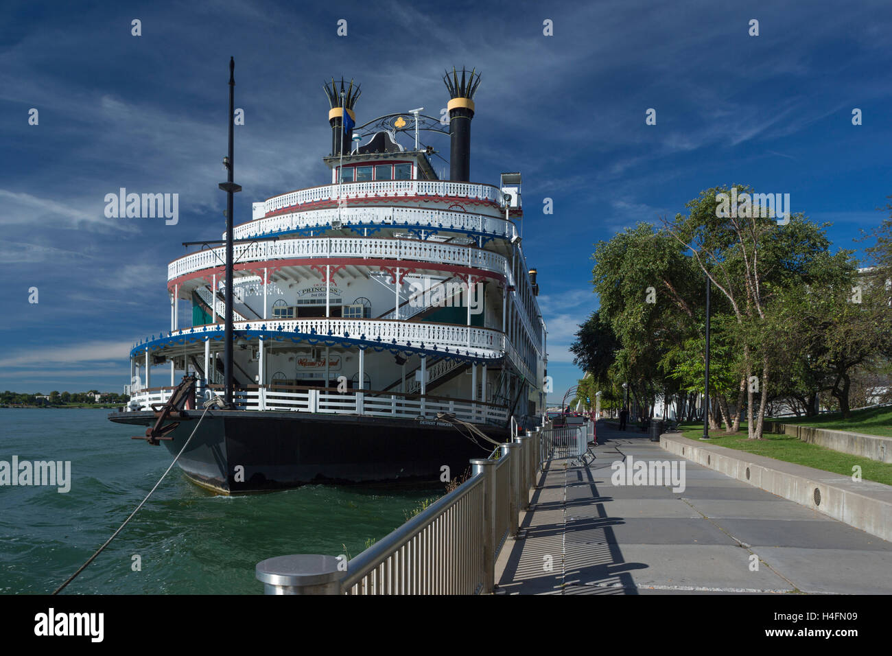 DETROIT PRINCESS RIVERBOAT (© CJC CRUISES 2004) DETROIT RIVER DOWNTOWN ...