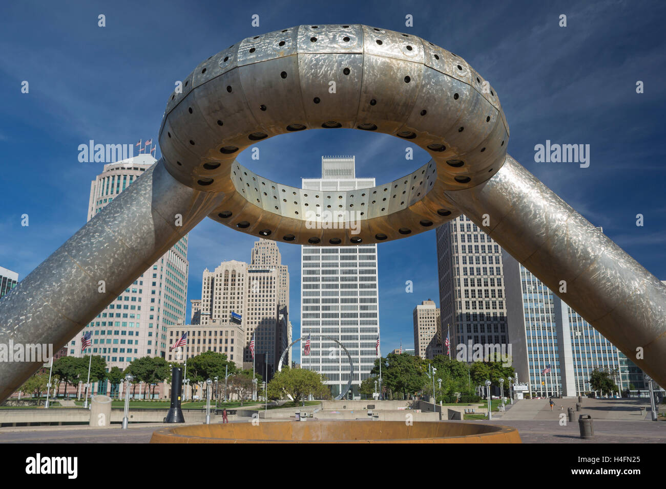 DODGE FOUNTAIN HART PLAZA (©ISAMU NOGUCHI 1978) DOWNTOWN DETROIT ...