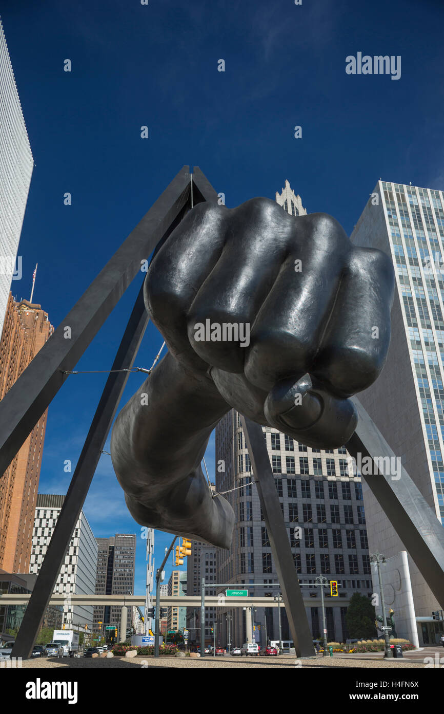 JOE LOUIS THE FIST MONUMENT (©ROBERT GRAHAM 1986) HART PLAZA DOWNTOWN ...
