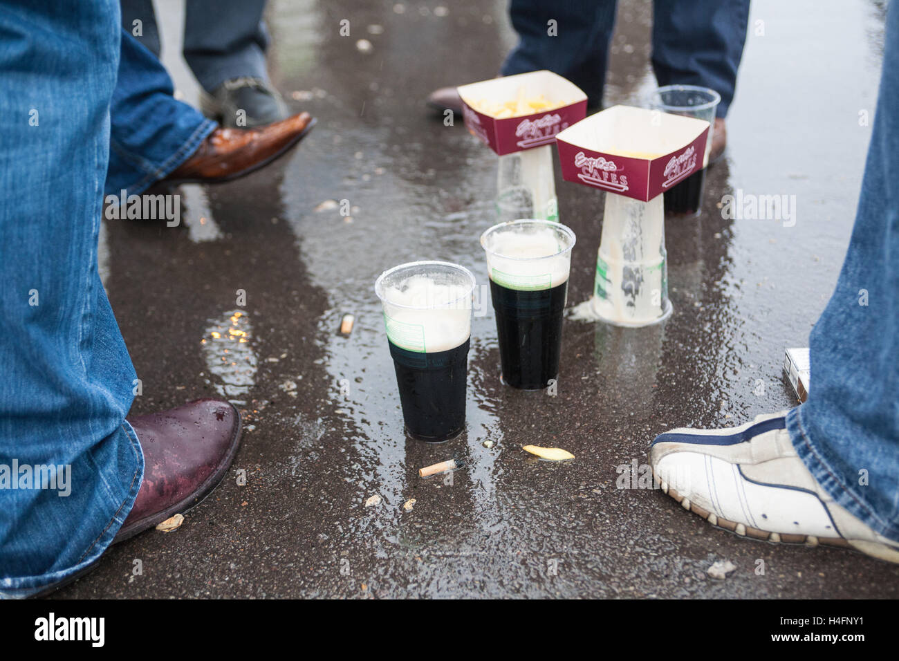 Men drinking pints hi-res stock photography and images - Alamy