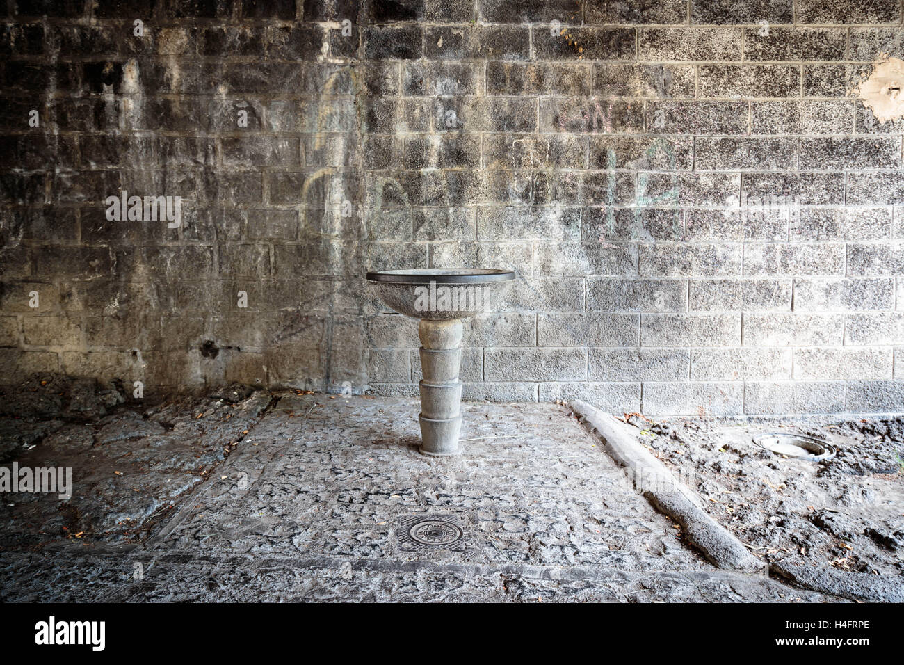 Dirty fountain hi-res stock photography and images - Alamy