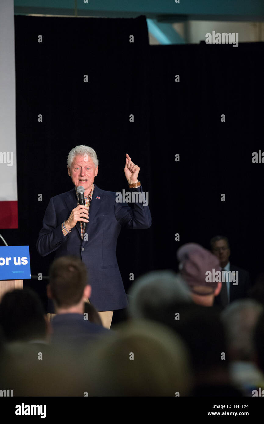 Former President Bill Clinton campaigns for presidential hopeful ...