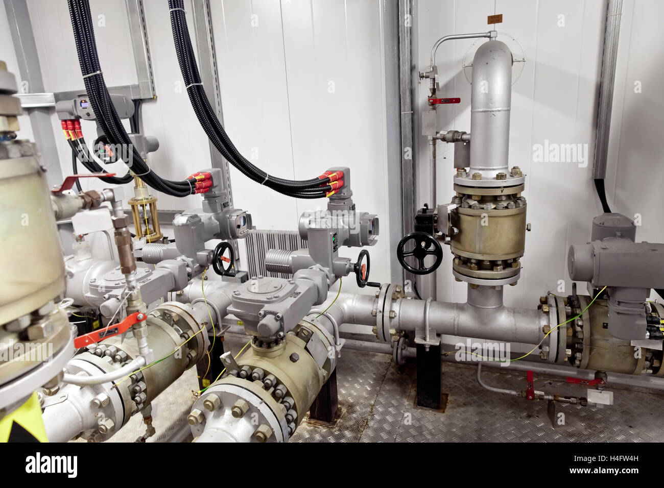 Natural gas pipe and valves hi-res stock photography and images - Alamy