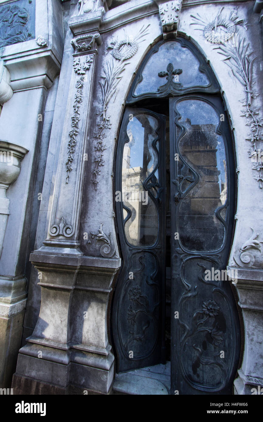 Old crypt statues graveyard hi-res stock photography and images - Alamy