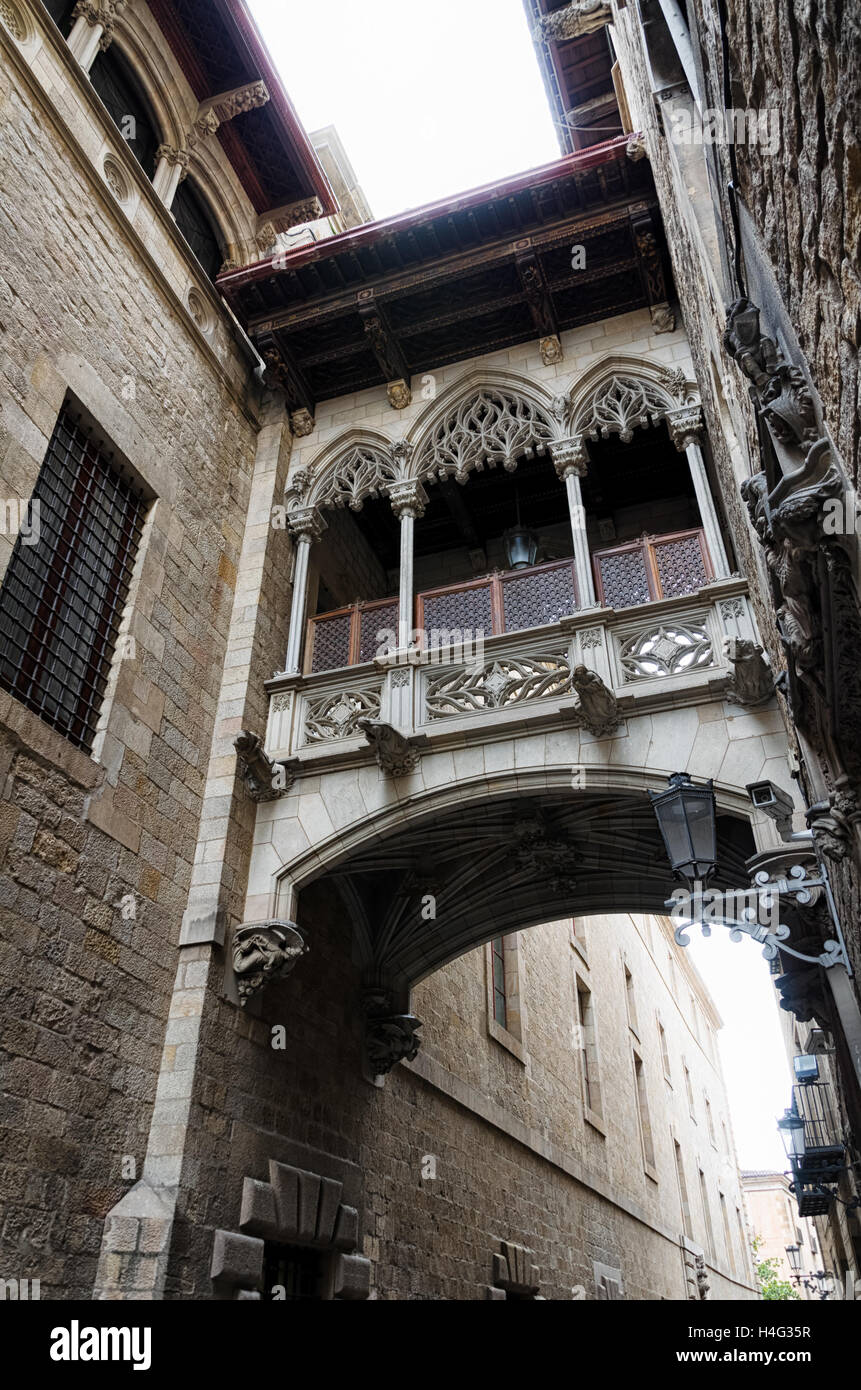 Connecting two buildings hi-res stock photography and images - Alamy