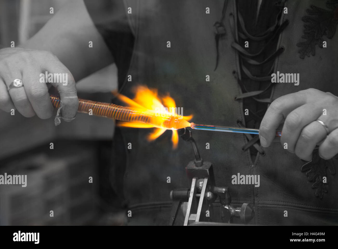 Worker starting to mold the glass Stock Photo - Alamy