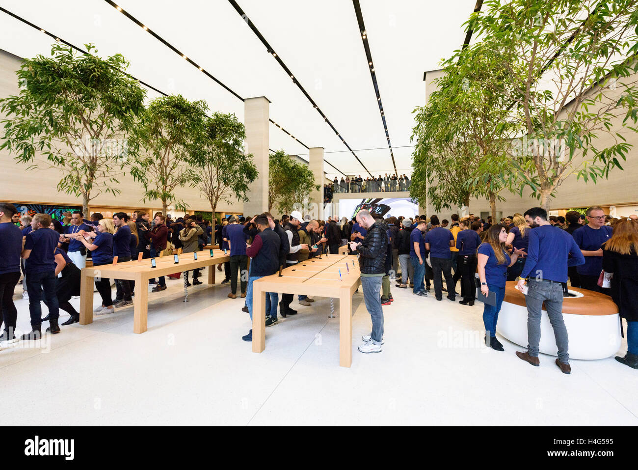 Apple store uk inside hi-res stock photography and images - Alamy