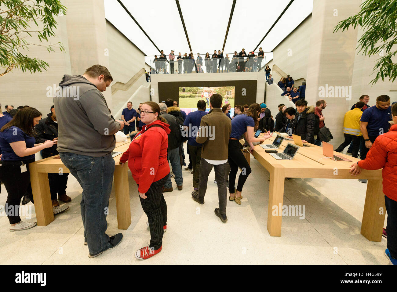 Apple store uk inside hi-res stock photography and images - Alamy