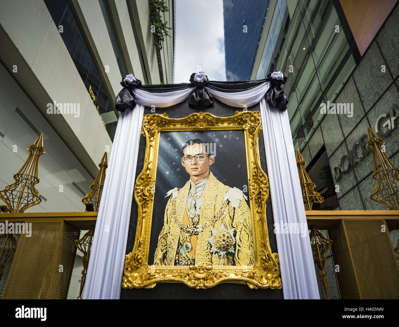 Rama 9 king with throne hi-res stock photography and images - Alamy