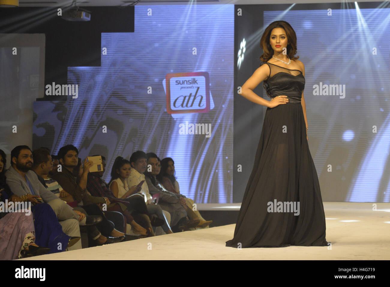 Dhaka, Bangladesh. 15th Oct, 2016. Bangladeshi Ramp models are ...