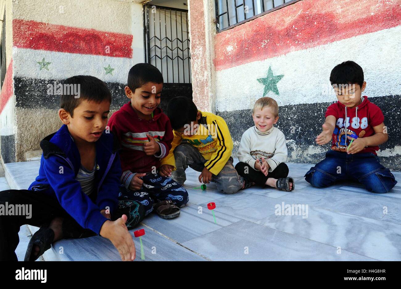 Damascus. 15th Oct, 2016. Syrian kids play in a displacement center in ...
