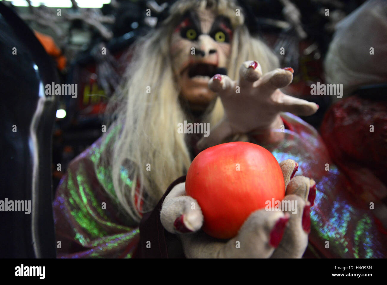 Sao Paulo, Sao Paulo, Brazil. 15th Oct, 2016. BRAZIL, Sao Paulo : Zombies, vampires, witches and ...