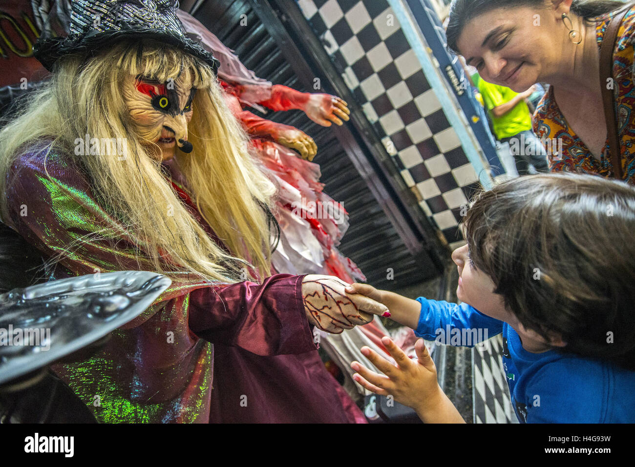 Sao Paulo, Sao Paulo, Brazil. 15th Oct, 2016. BRAZIL, Sao Paulo : Zombies, vampires, witches and ...