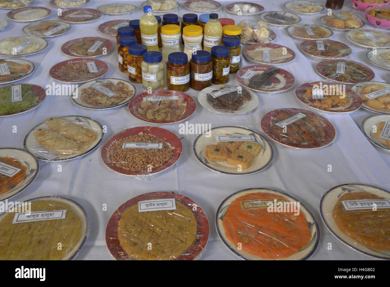 Dhaka, Bangladesh. 16th Oct, 2016. Varieties traditional local cakes ...