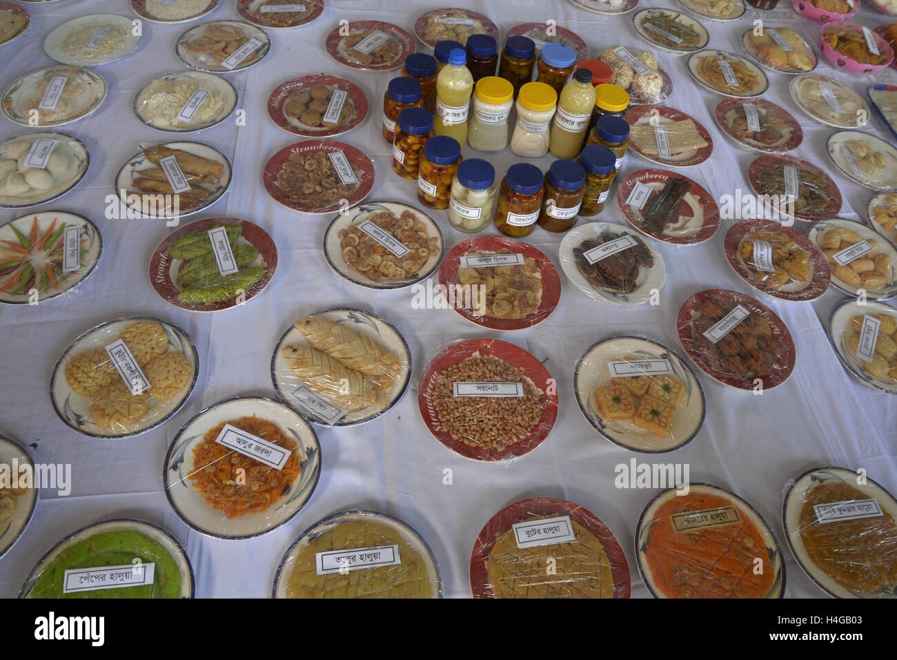 Dhaka, Bangladesh. 16th Oct, 2016. Varieties traditional local cakes ...