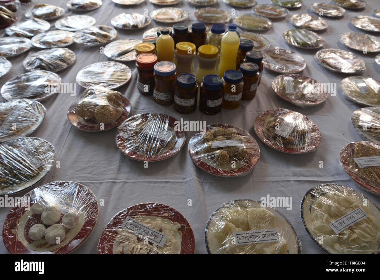 Dhaka, Bangladesh. 16th Oct, 2016. Varieties traditional local cakes ...
