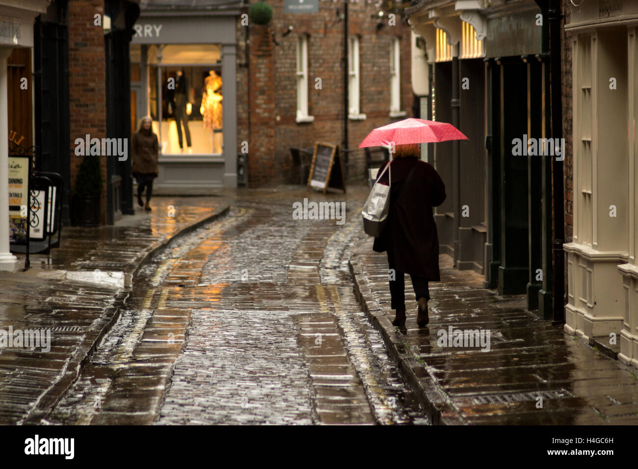 York, North Yorkshire, UK. 16th October 2016. Heavy rain in York city ...