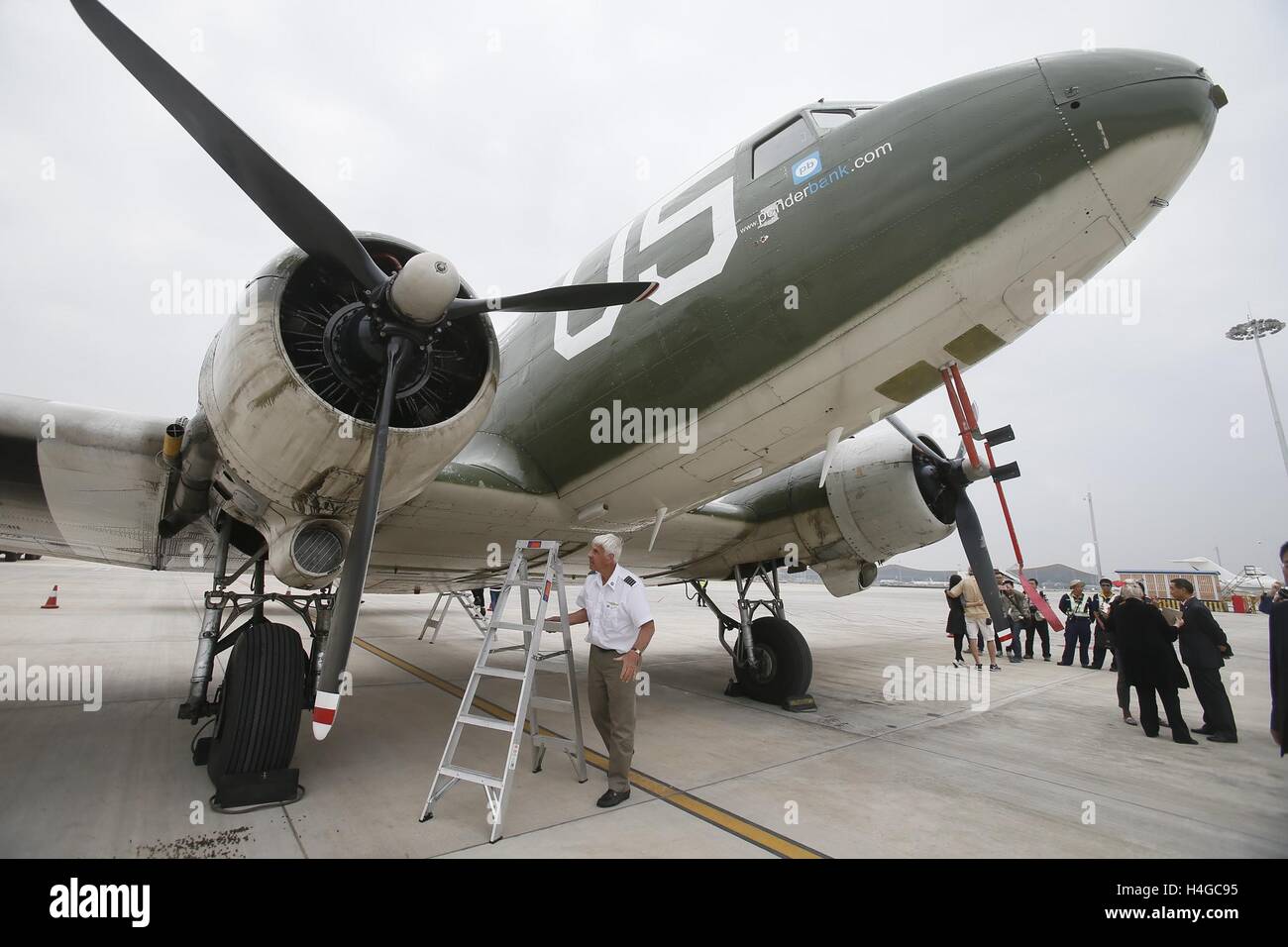 (161016) -- KUNMING, Oct. 16, 2016 (Xinhua) -- A C-47 aircraft made in ...