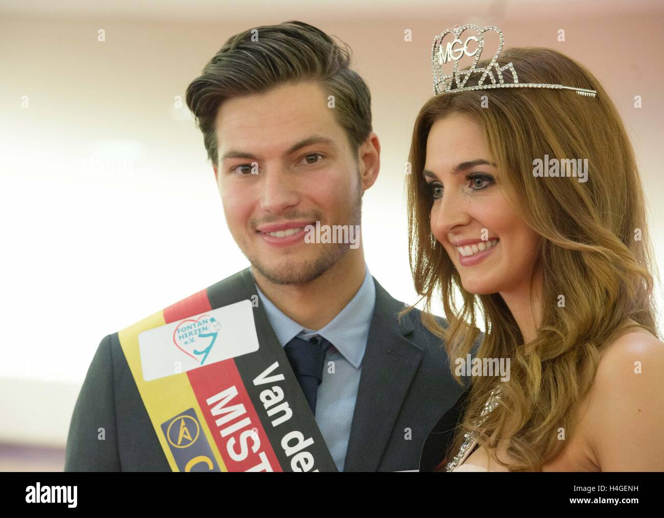 Berlin, Germany. 16th Oct, 2016. Lisa Zerna and Geraud Bergemann pose ...