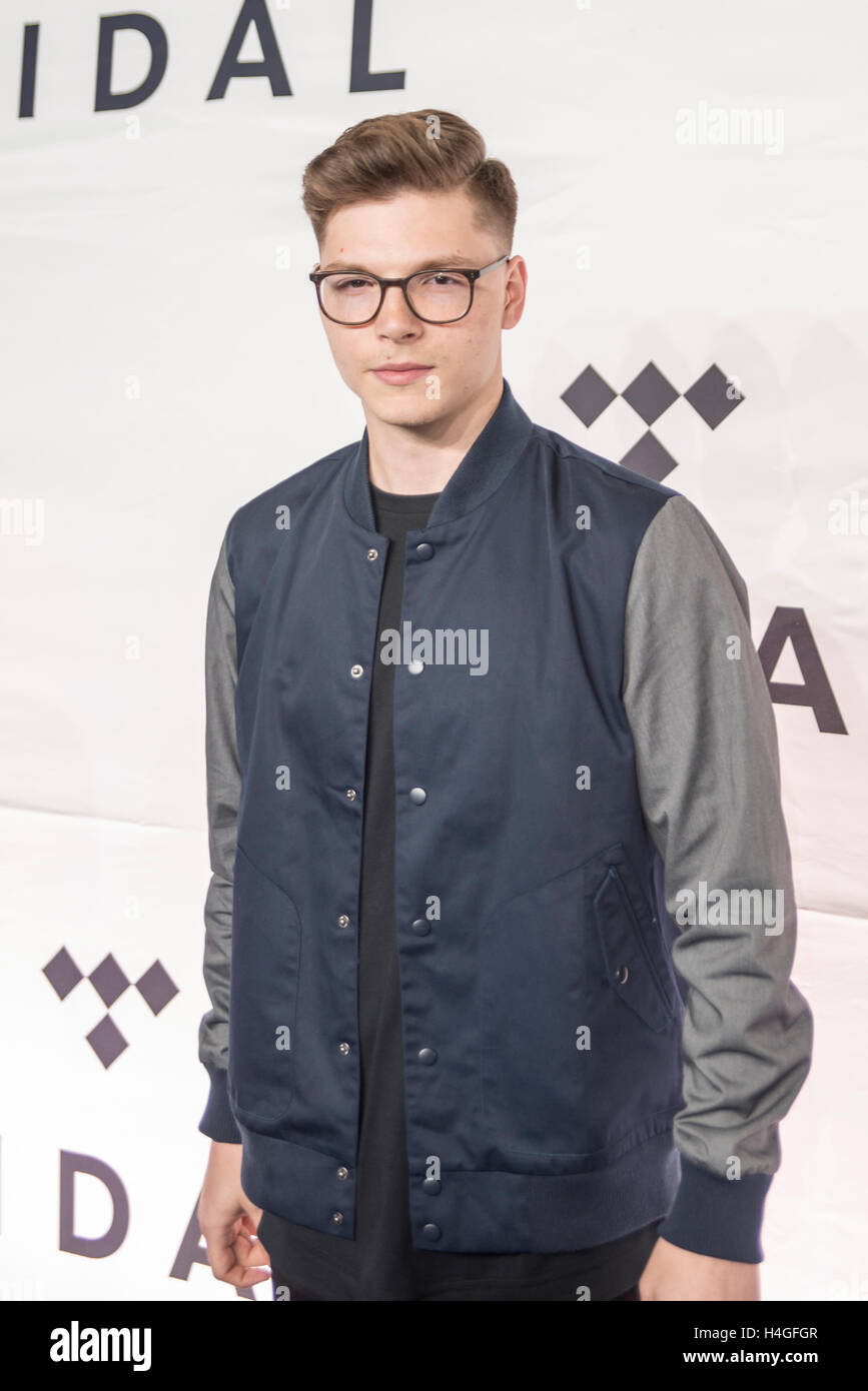 Kevin Garrett arrives to the Red Carpet at TIDAL X: 1015 benefit ...