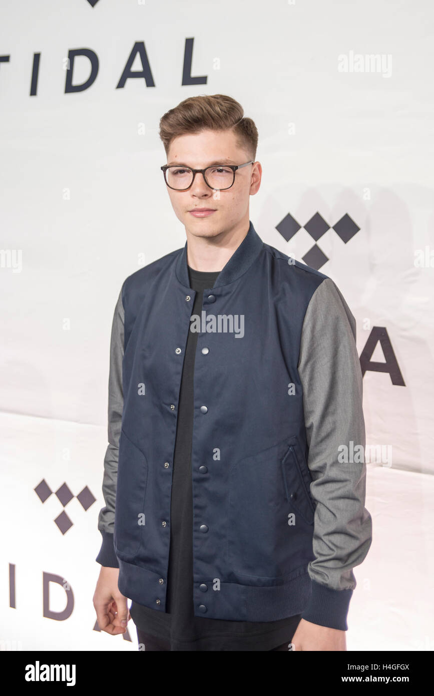 Kevin Garrett arrives to the Red Carpet at TIDAL X: 1015 benefit ...